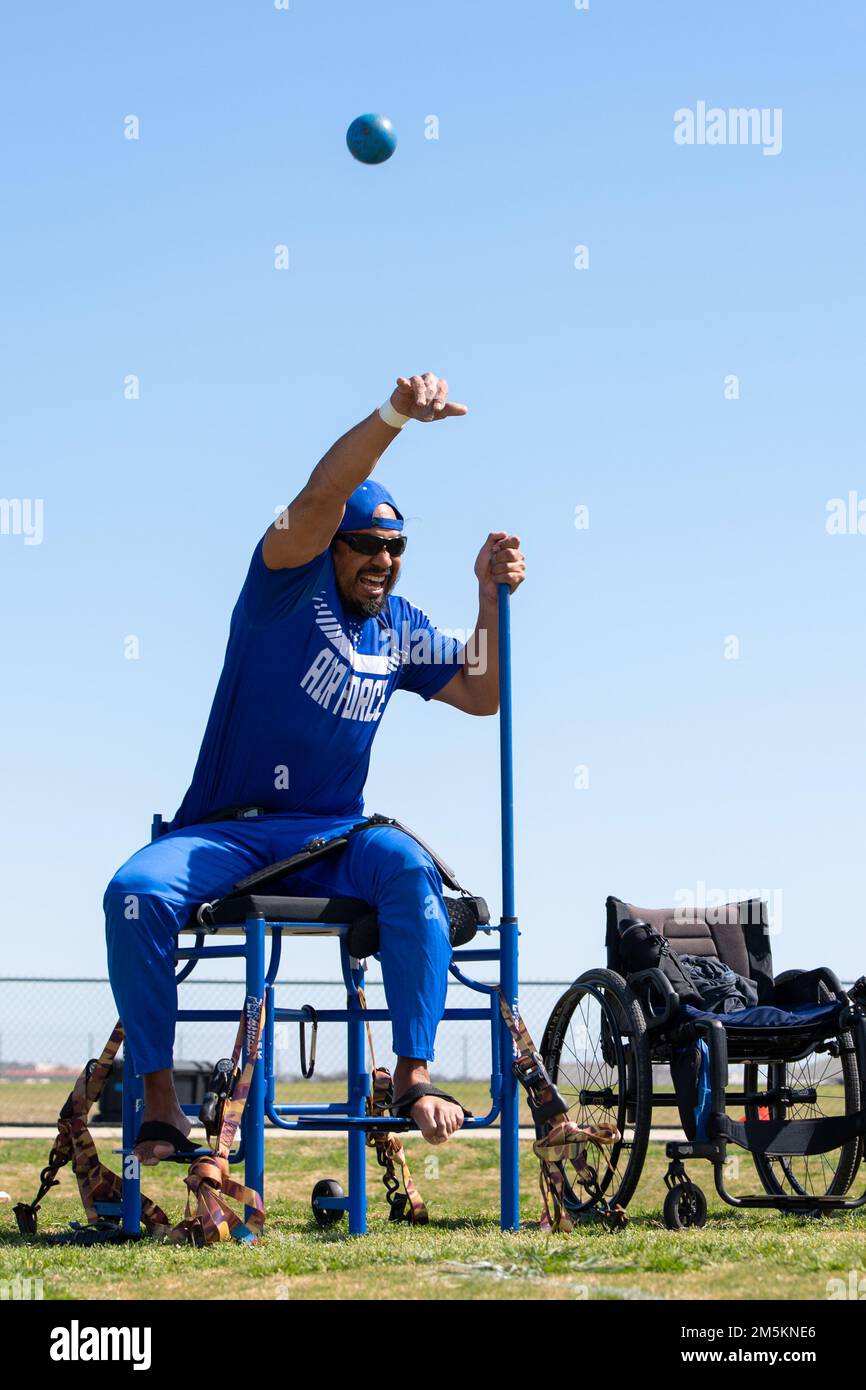 STATI UNITI Air Force Ret. Il Maestro capo Sgt. Garrett Kuwada, un ...