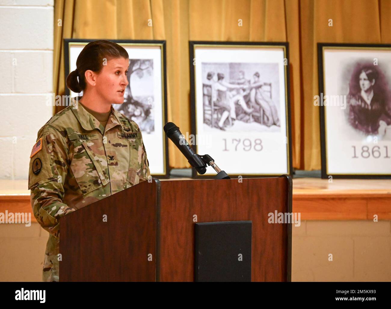Il Col. Tara L. Hall, comandante della Clinica sanitaria dell'esercito ...