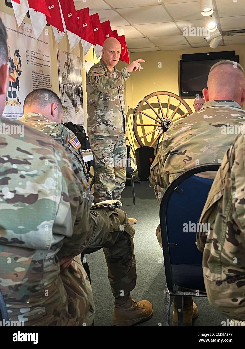 Il generale Richard R. Coffman parla ai capi e al personale del 3D ...