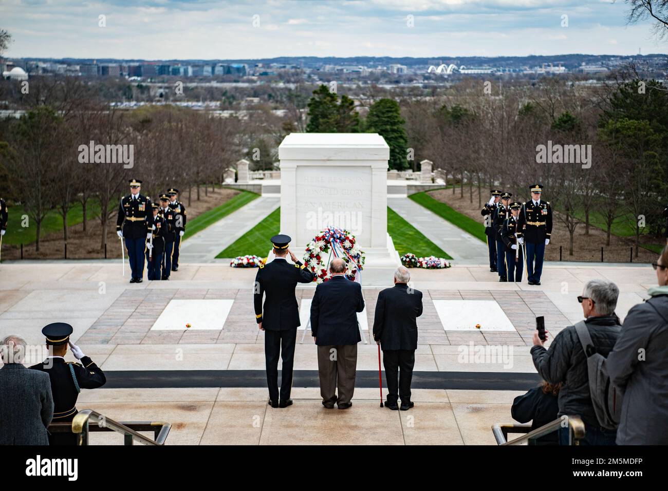 Generale Allan M. Pepin (a sinistra), comandante generale, Joint Task ...