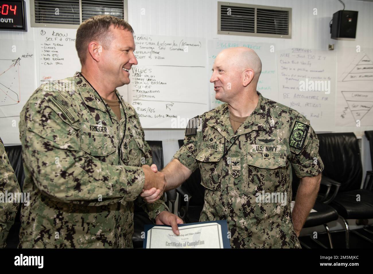 Facilitatore dello sviluppo del leader della marina di comando immagini ...