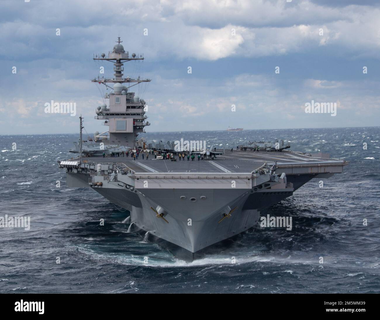 La USS Gerald R. Ford (CVN 78) transita nell'Oceano Atlantico, 26 marzo ...