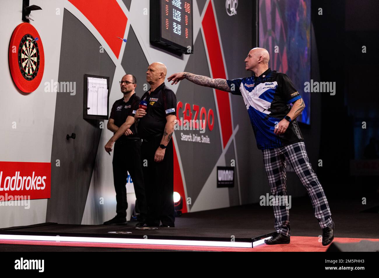 Alan Soutar in azione durante il tredici giorni del Cazoo World Darts ...