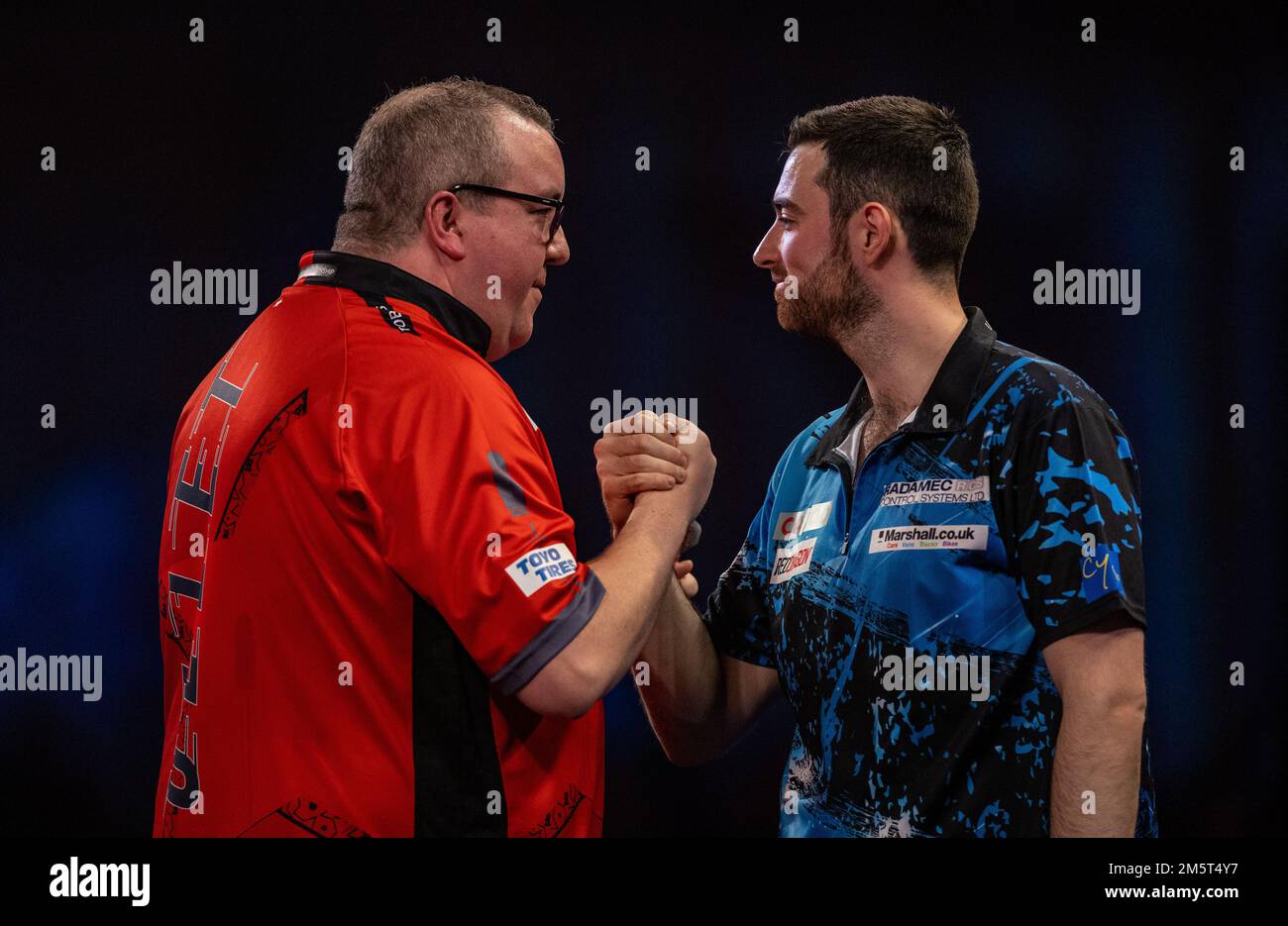 Stephen Bunting scuote le mani con Luke Humphries dopo aver svegliato ...