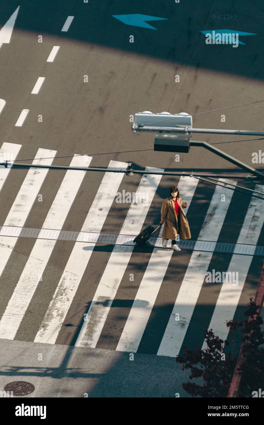Persona che attraversa la strada immagini e fotografie stock ad alta ...