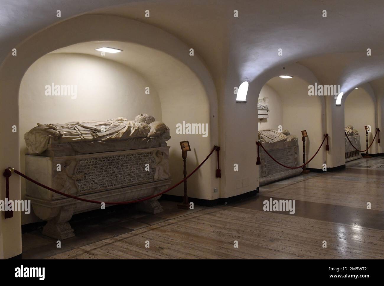 Tombe dei papi nelle Grotte Vaticane, sotto la basilica di San Pietro ...