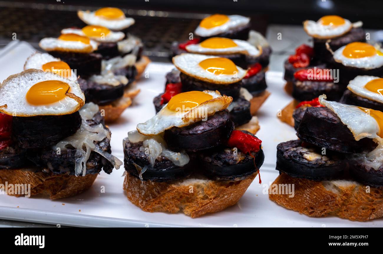 Spuntino tipico dei Paesi Baschi, pinchos o pinxtos, piccolo pezzo di ...