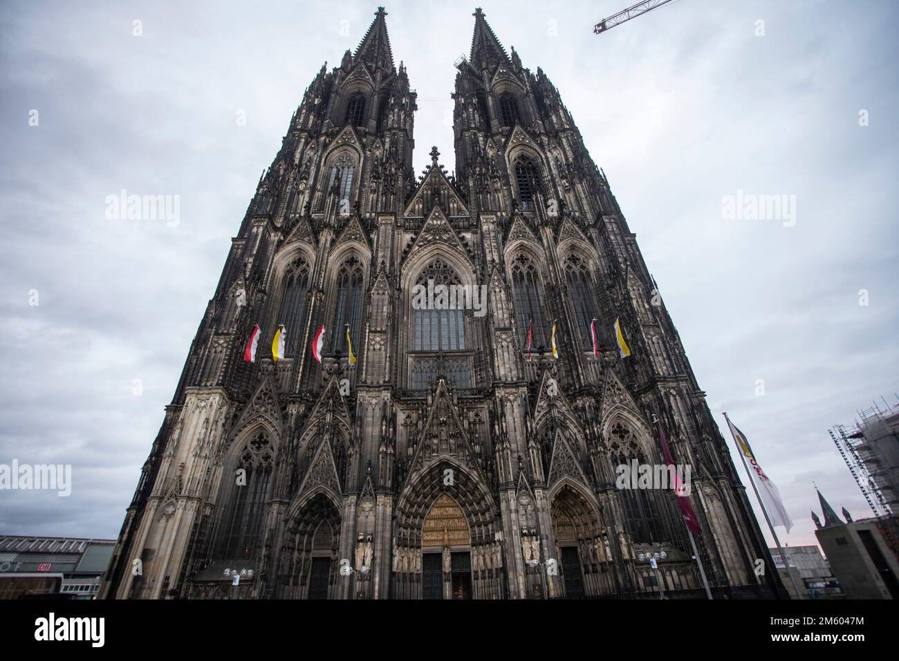 Colonia, Germania. 01st Jan, 2023. Come segno di lutto, la bandiera del ...