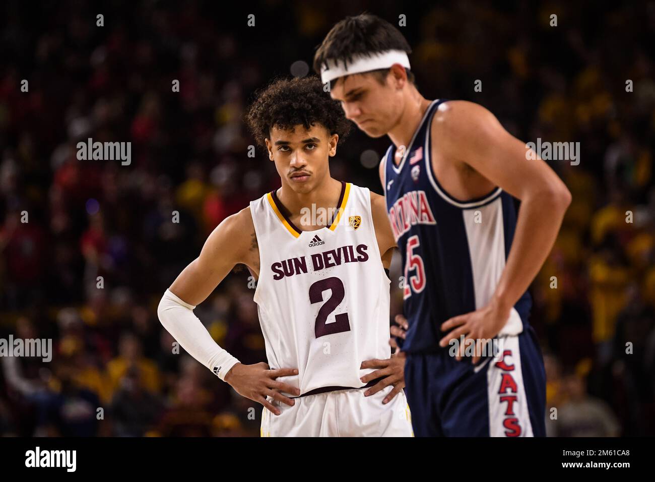 La guardia statale dell'Arizona Austin Nunez (2) fissa la guardia dell ...