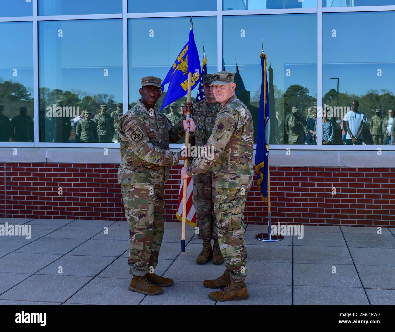 Colf. Dolphis Hall, 4th° comandante del gruppo medico, a sinistra, e il ...