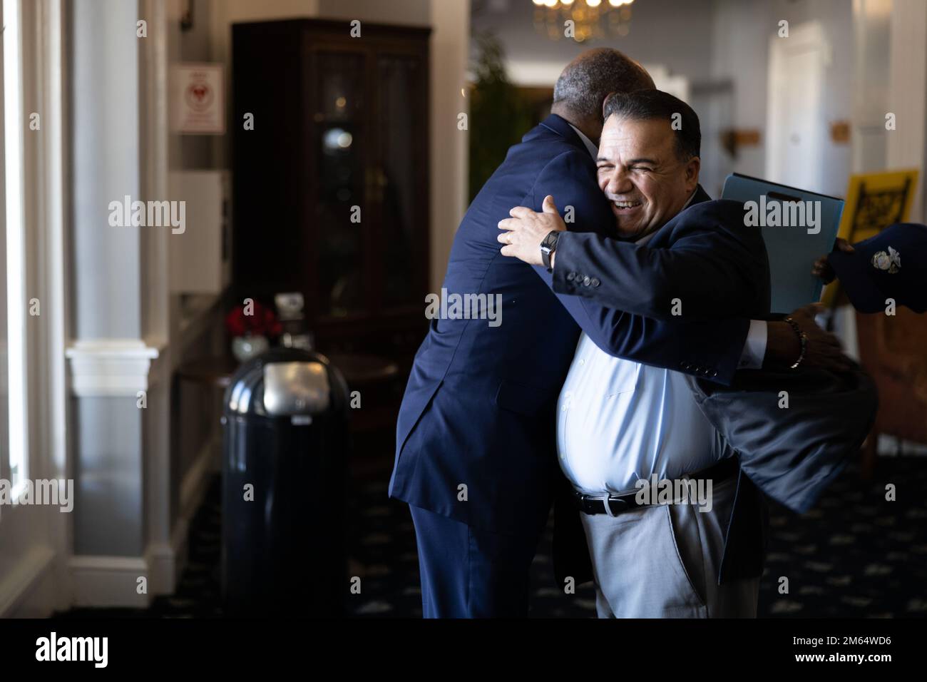 STATI UNITI Marine Corps Ret. Il Lt. Gen. Walter E. Gaskin, a sinistra ...