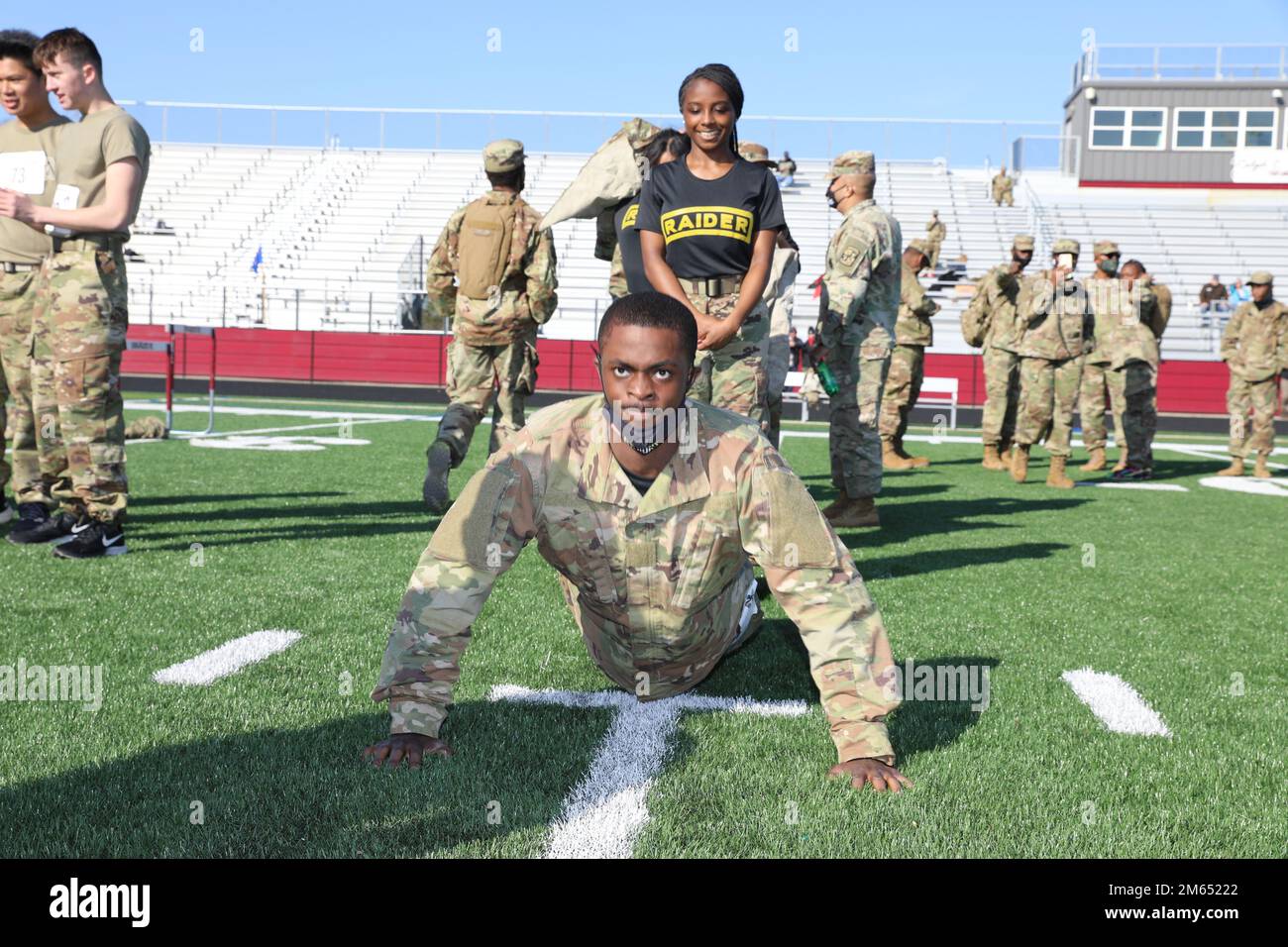 Un cadetto JROTC fa i push-up durante l'evento Army Physical Fitness ...