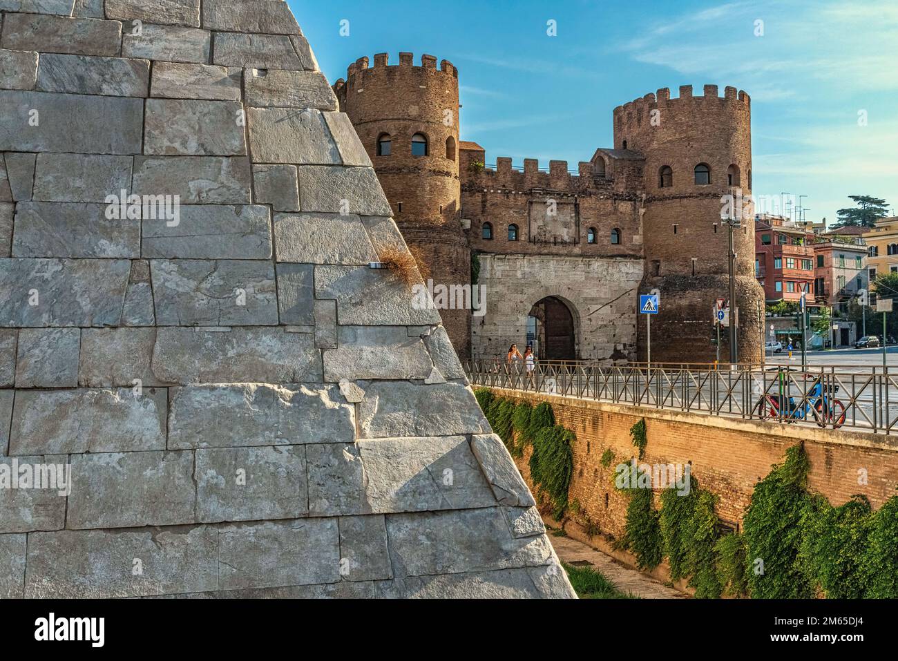 La tomba romana a forma di piramide, Piramide di Caio Cestio, e porta ...