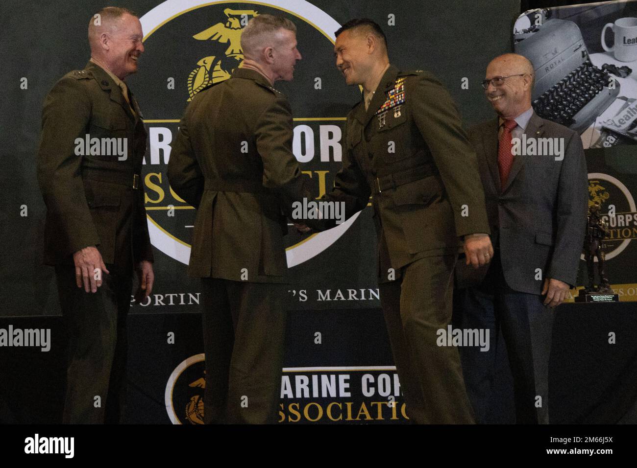 James Myung, United States Marine Corps Lt., accetta un premio al ...
