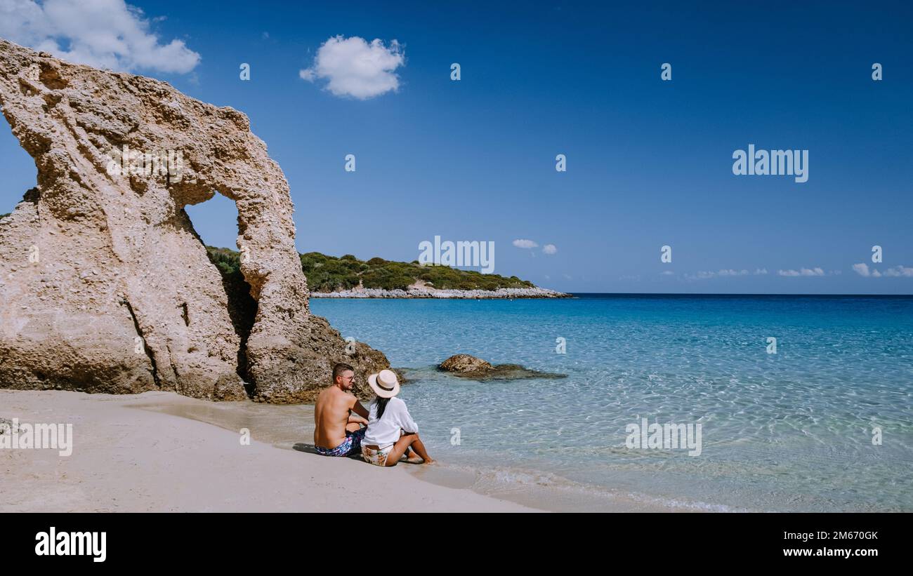 Coppia visitare la spiaggia tropicale di Voulisma spiaggia, Istron ...