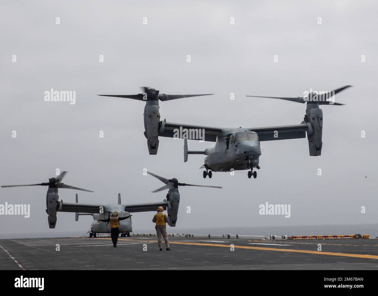 220411-N-IV962-1015 OCEANO PACIFICO (11 aprile 2022) – una MV-22 Osprey ...