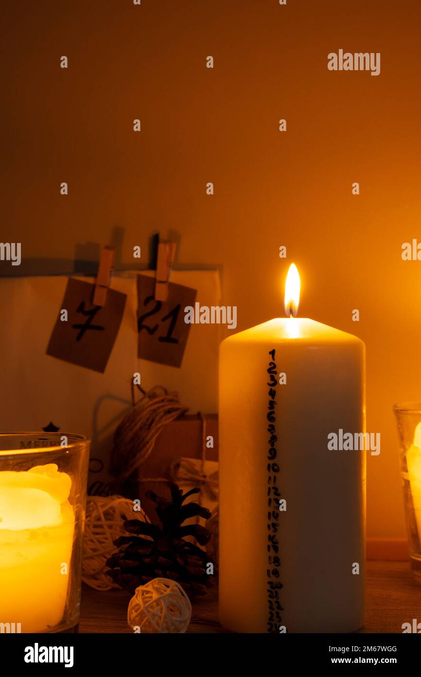 Candela con calendario dell'avvento tradizionale Burning Natale cera ...