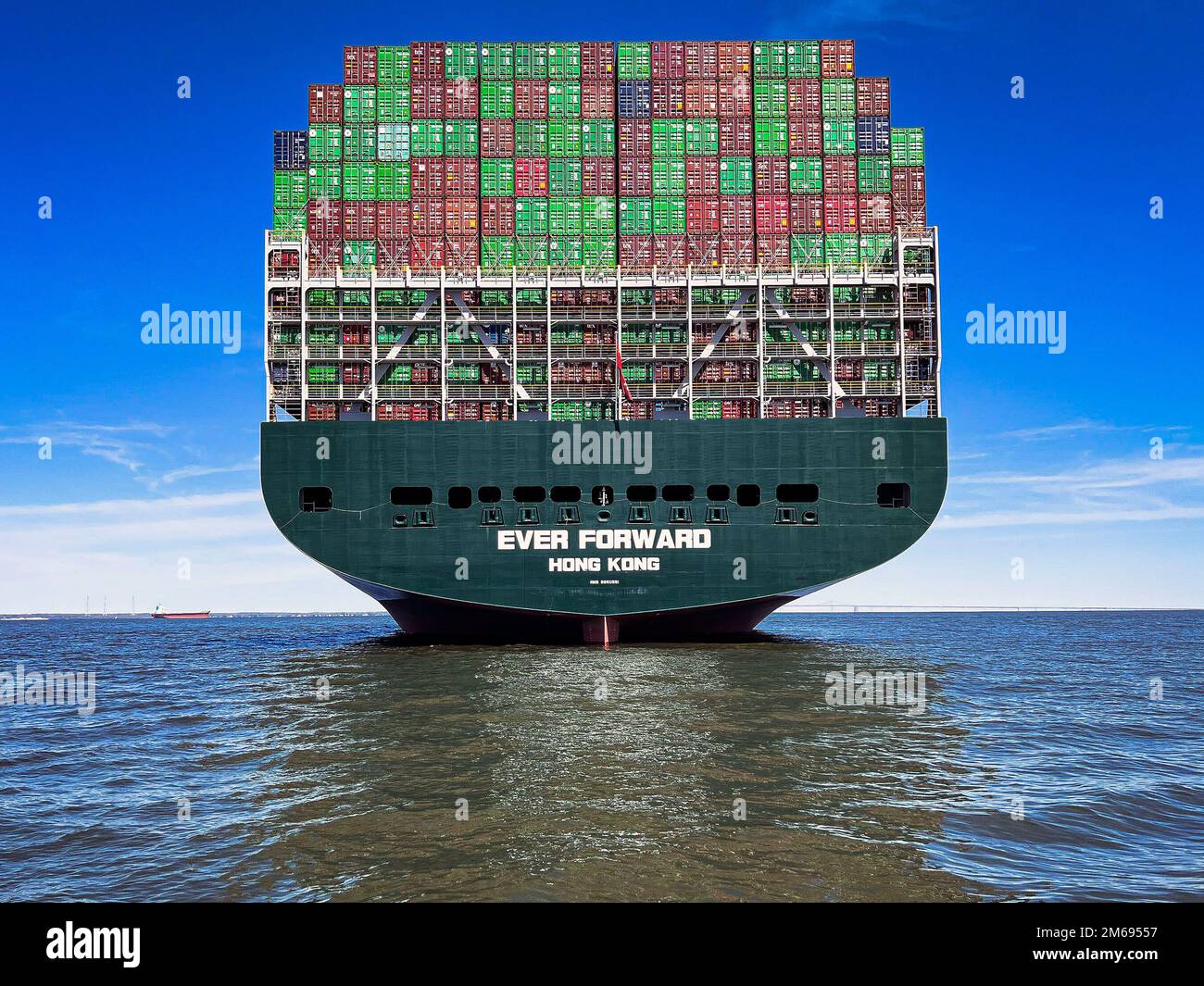 La nave-nave dell'operatore taiwanese Evergreen, SEMPRE PIÙ AVANTI, si ...