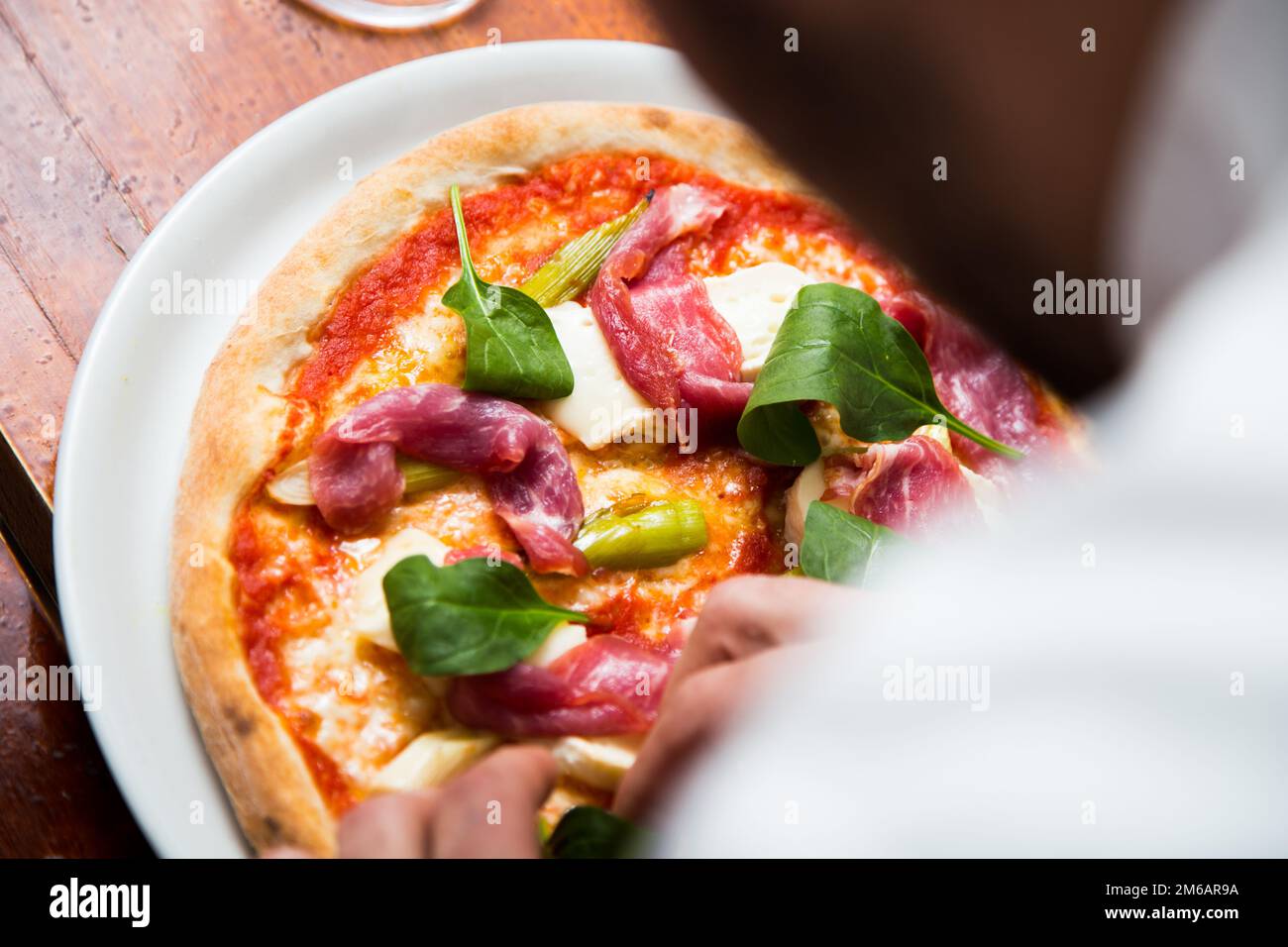 Pizza carpaccio di manzo. Pizza napoletana con salsa di pomodoro ...