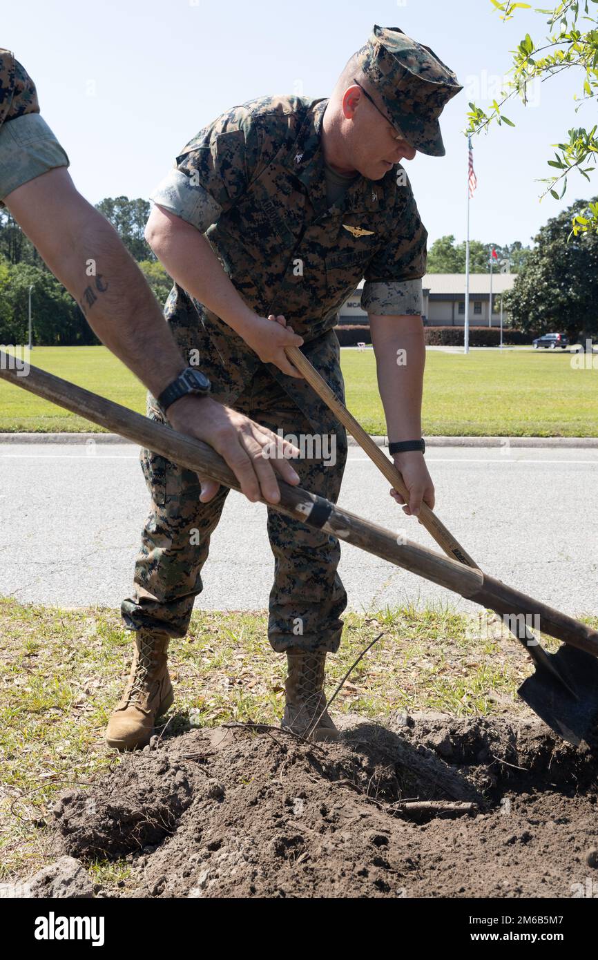Col. Karl R. Arbogast, comandante, Marine Corps Air Station Beaufort ...