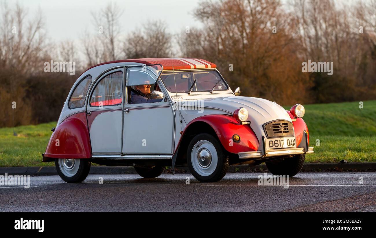 Old classic citroen 2cv motor immagini e fotografie stock ad alta ...