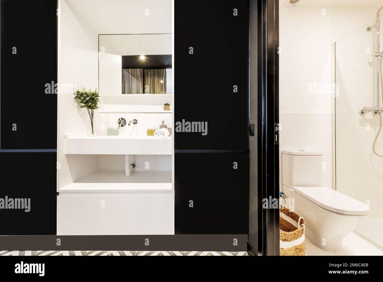 Bagno con lavandino separato dalla cabina wc e doccia con schermo Foto ...