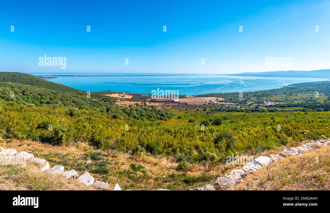 Grande panoramica del lago di Varano in Gargano - Puglia - Italia - all ...