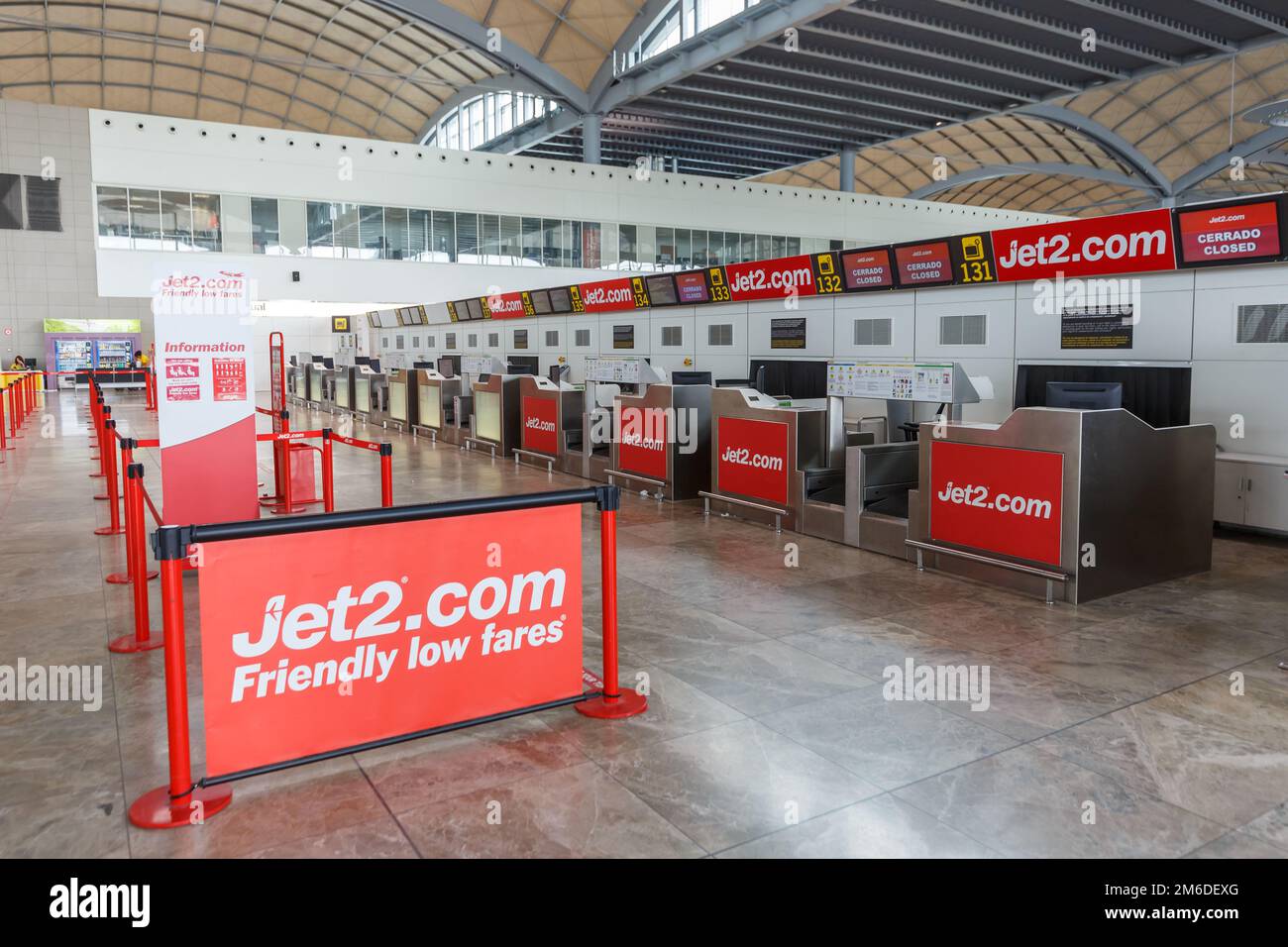 Airport checkin counter immagini e fotografie stock ad alta risoluzione ...