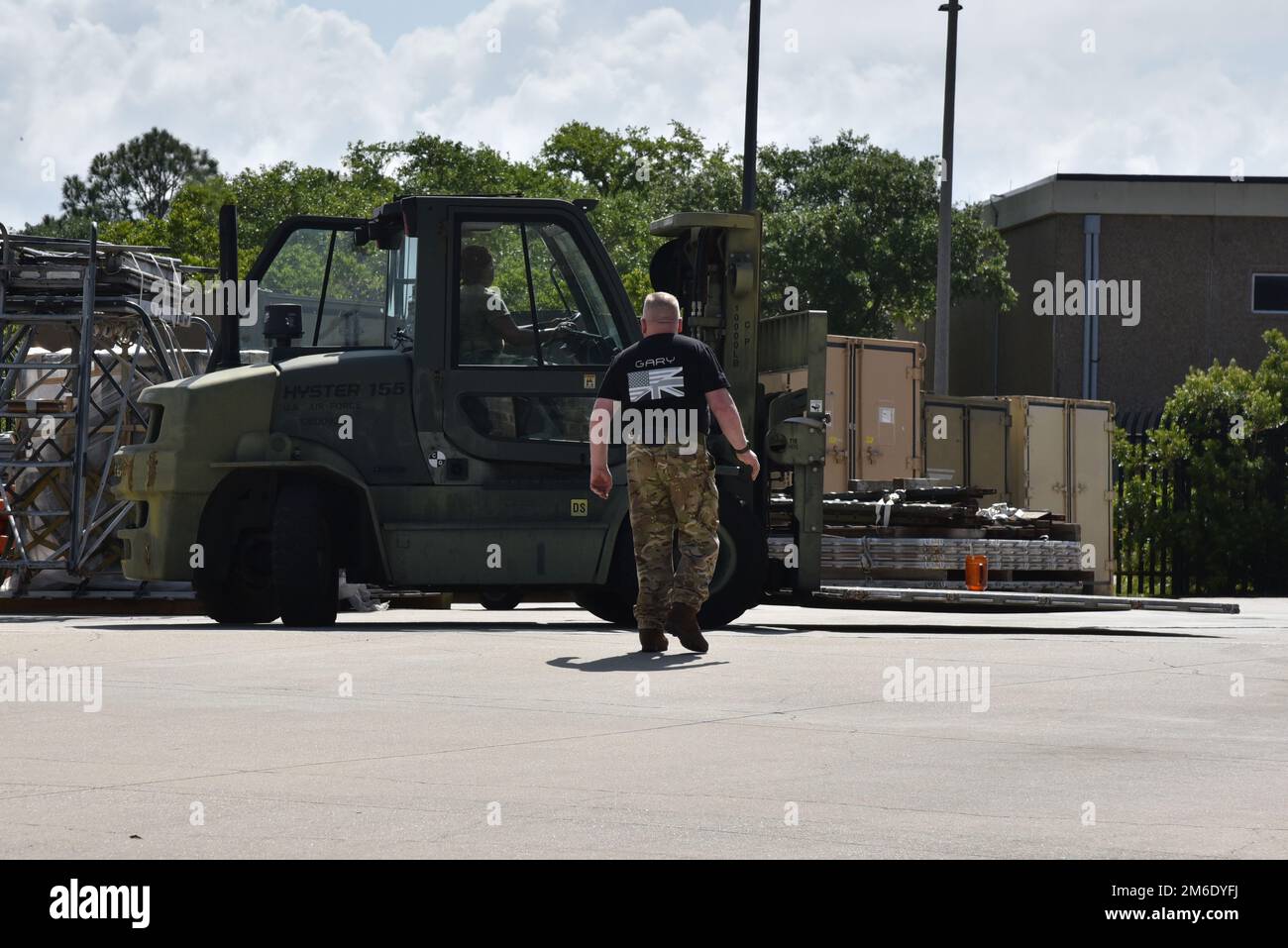 Gary Searles, 4624th Squadron mover, lavora come spotter per Airman 1st ...