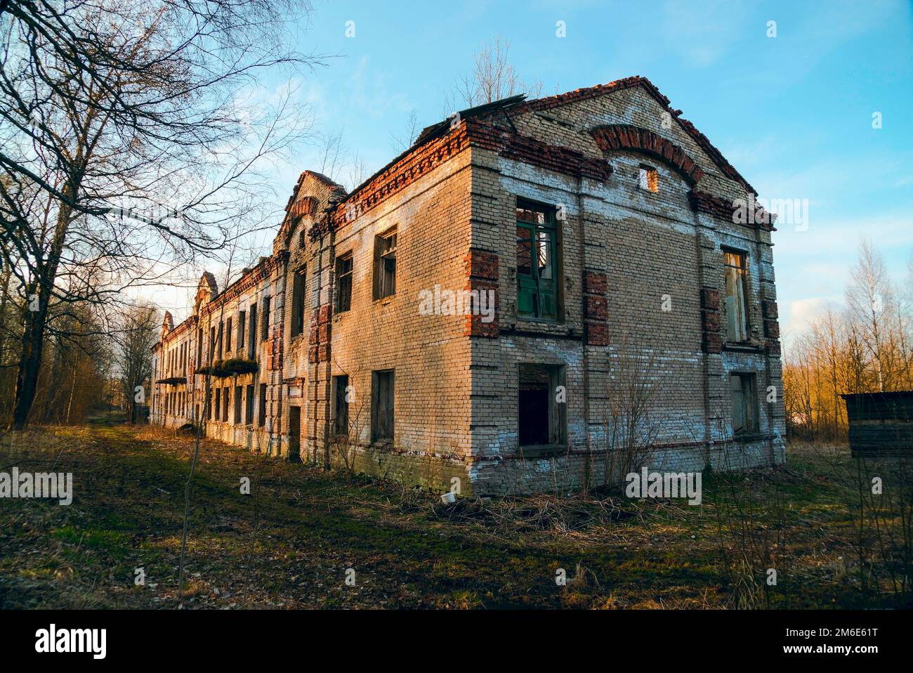 Edificio in mattoni e cemento a due piani immagini e fotografie stock ad alta risoluzione - Alamy