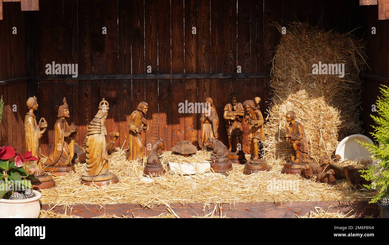Presepe con figure in legno è una rappresentazione della nascita di ...