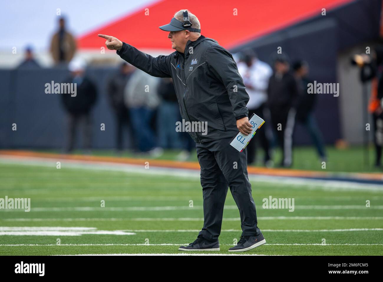 L'allenatore capo di UCLA Bruins chip Kelly urla le istruzioni durante ...