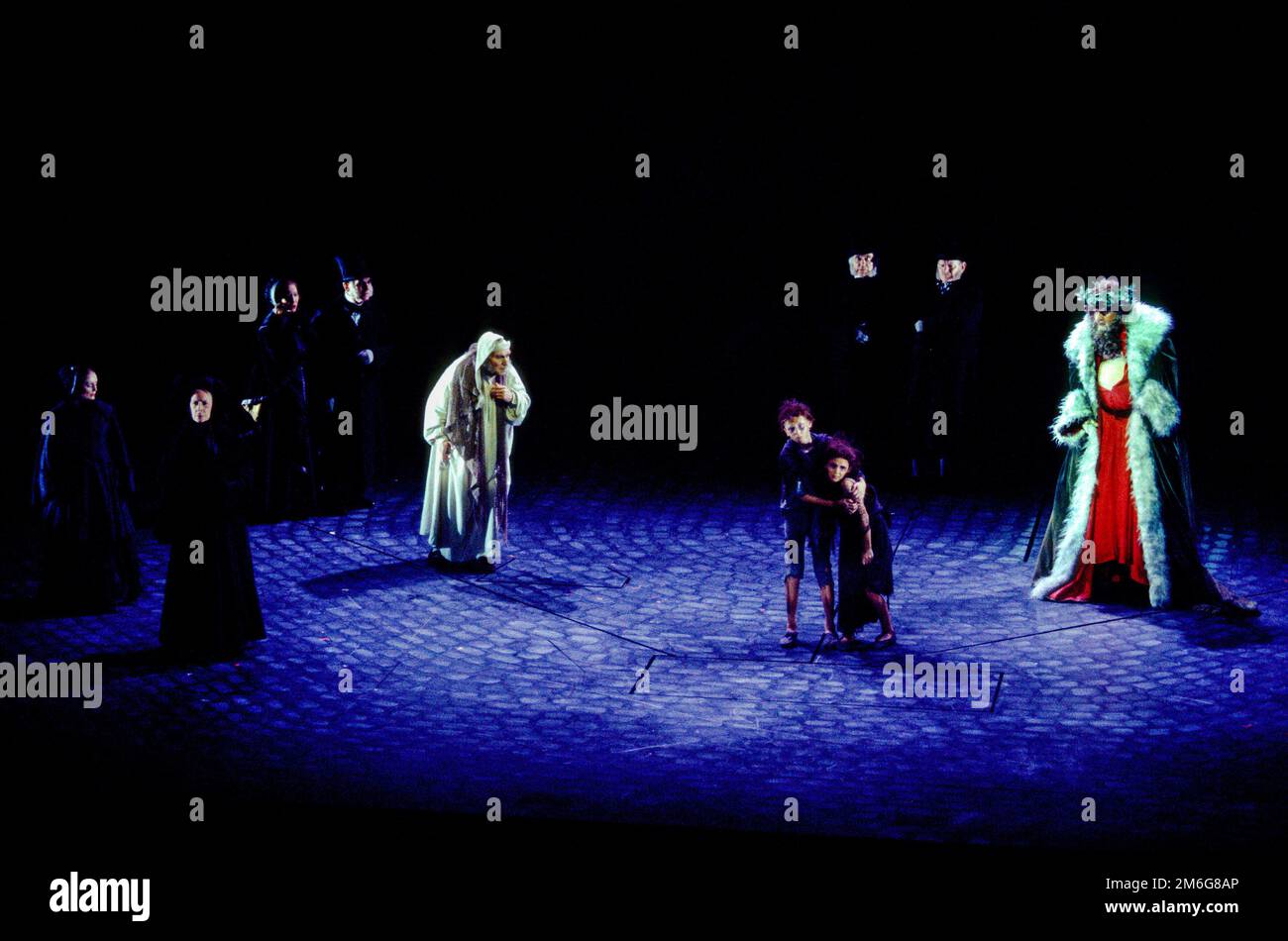 A sinistra: Clive Francis (Ebenezer Scrooge) a destra: John Kane (The ...