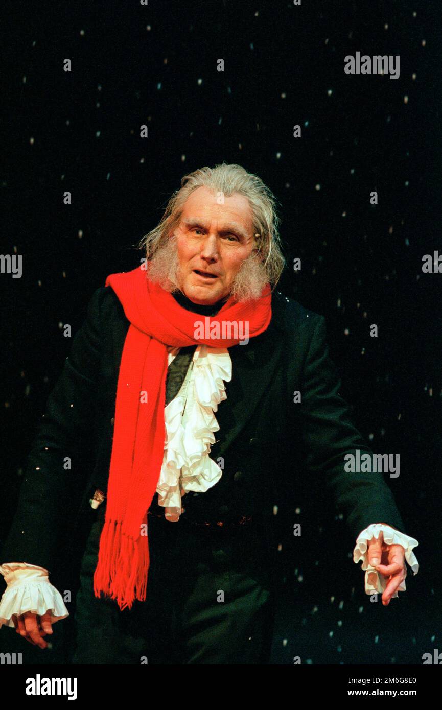Clive Francis (Ebenezer Scrooge) in Un CAROL DI NATALE di Charles ...