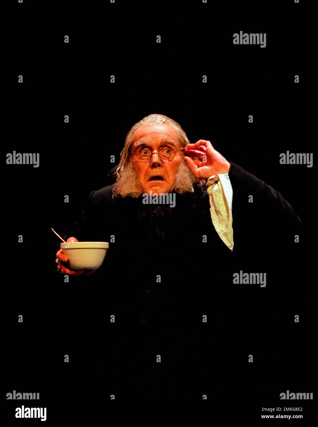 Clive Francis (Ebenezer Scrooge) in Un CAROL DI NATALE di Charles ...