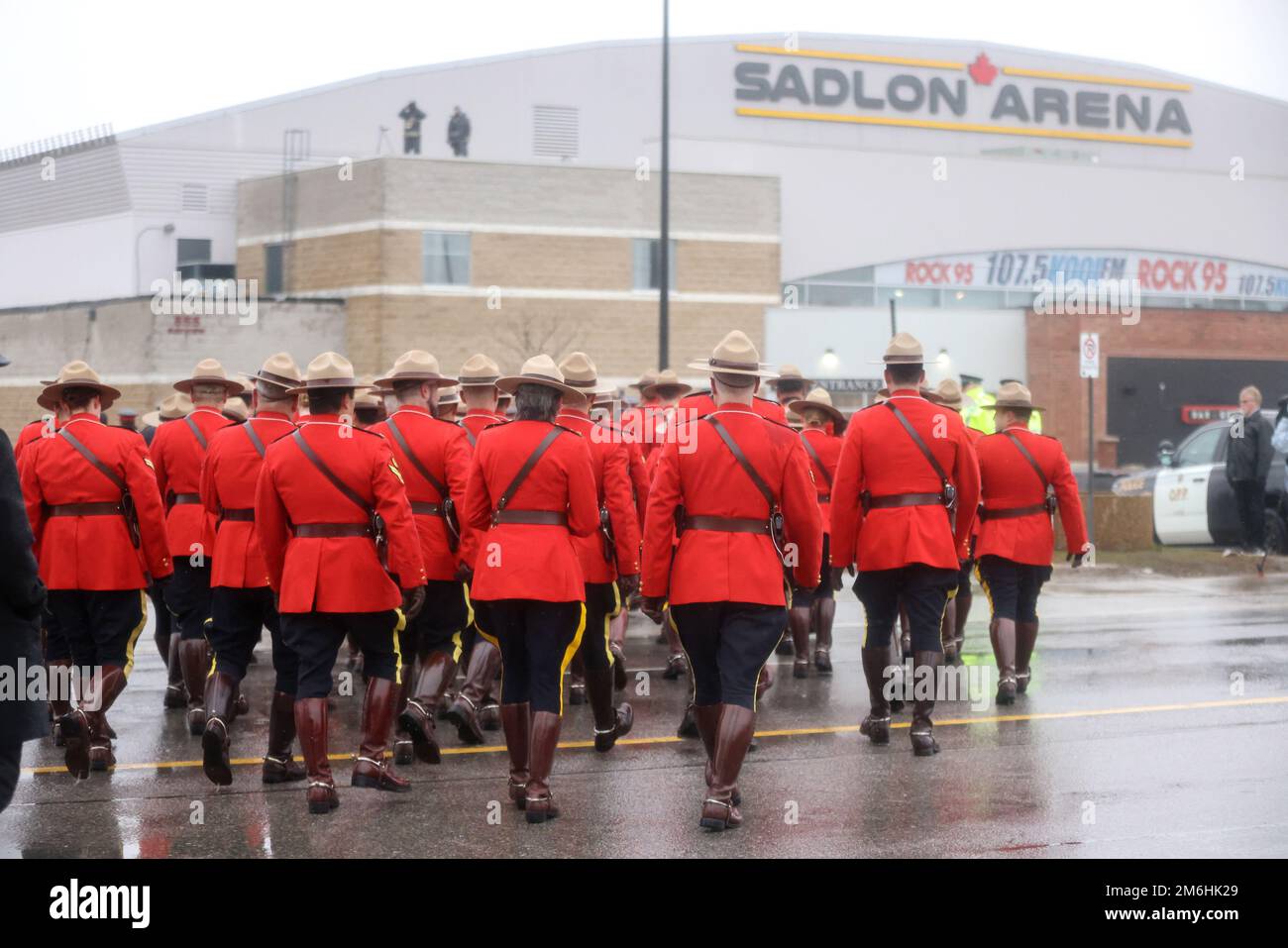 Gli ufficiali RCMP si allineano per entrare nella Sadlon Arena sotto la ...