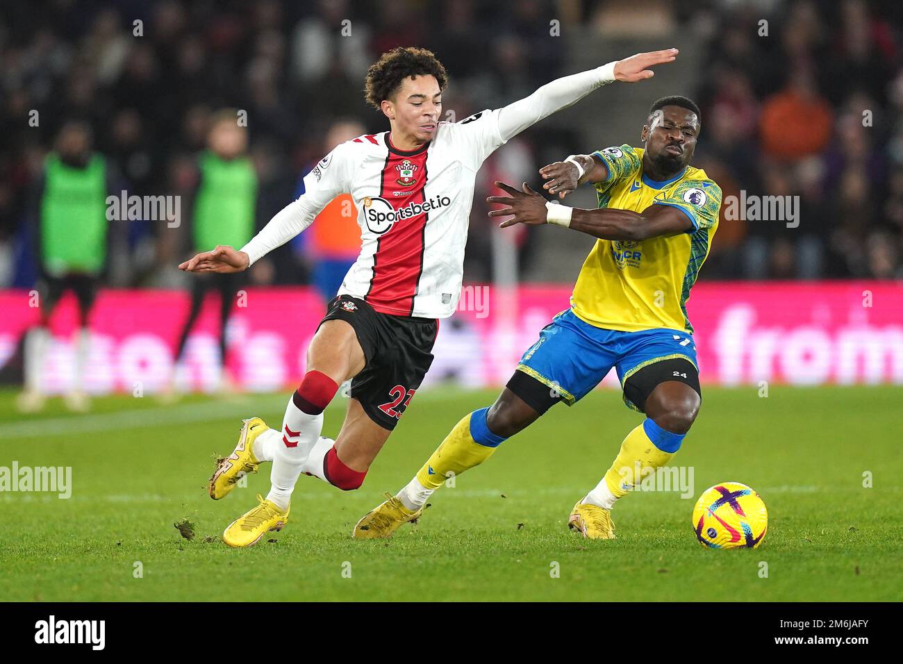 Samuel Edozie di Southampton (a sinistra) e Serge Aurier della Foresta ...