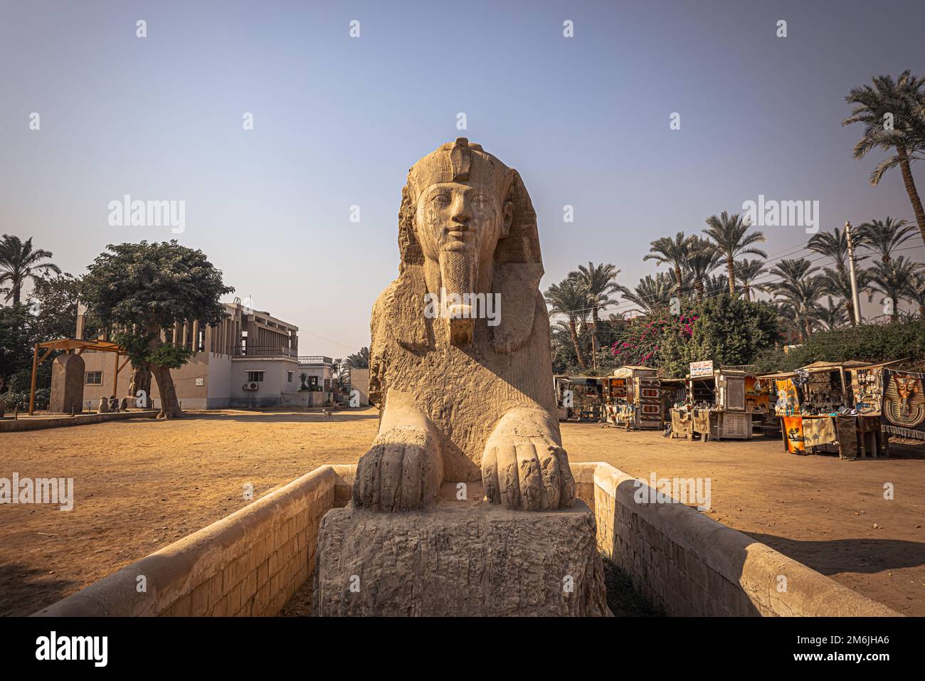 Memphis, Egitto - 14 novembre 2021: Statua della Sfinge della regina ...