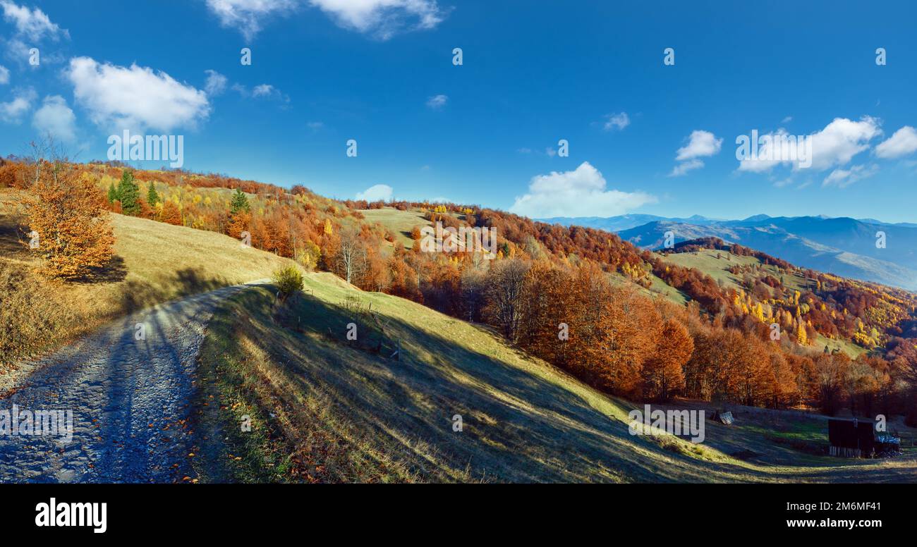 Stagione autunnale della strada di montagna immagini e fotografie stock ...
