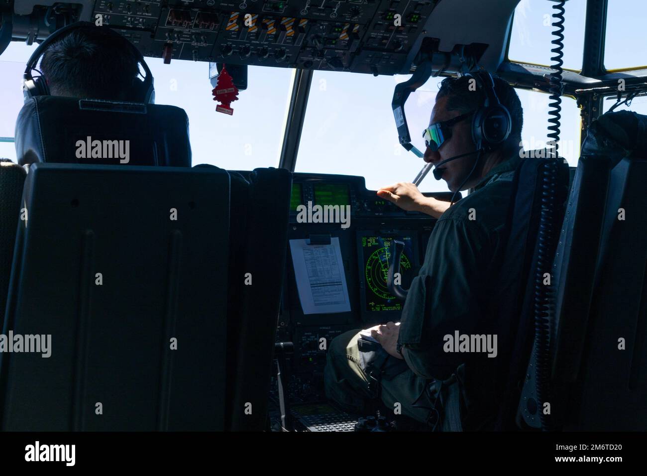 Da sinistra, U.S. James Royer, un co-pilota KC-130J Super Hercules e il ...