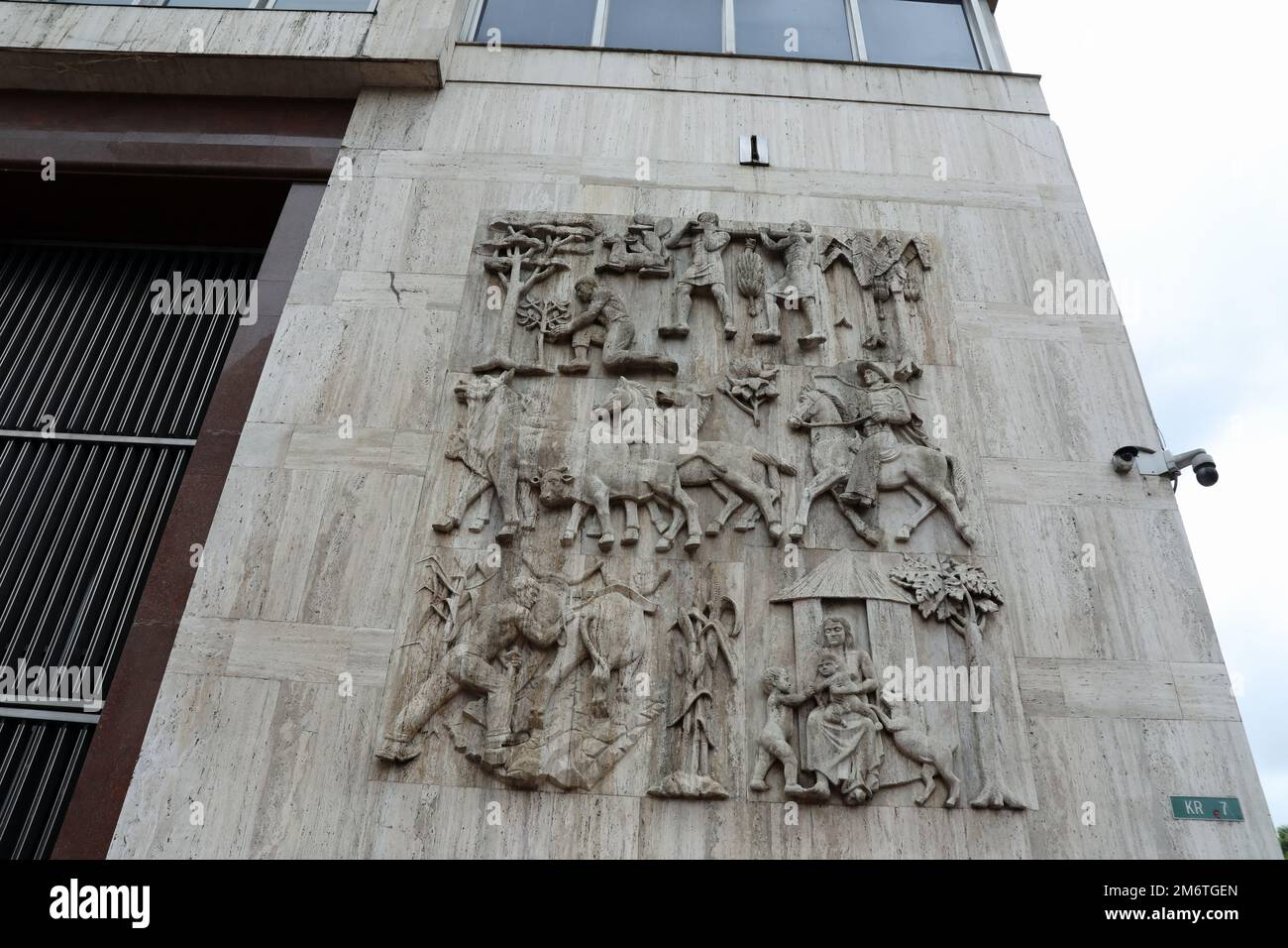 Altorilievo in marmo dello scultore italiano Vico consorti all'ingresso ...