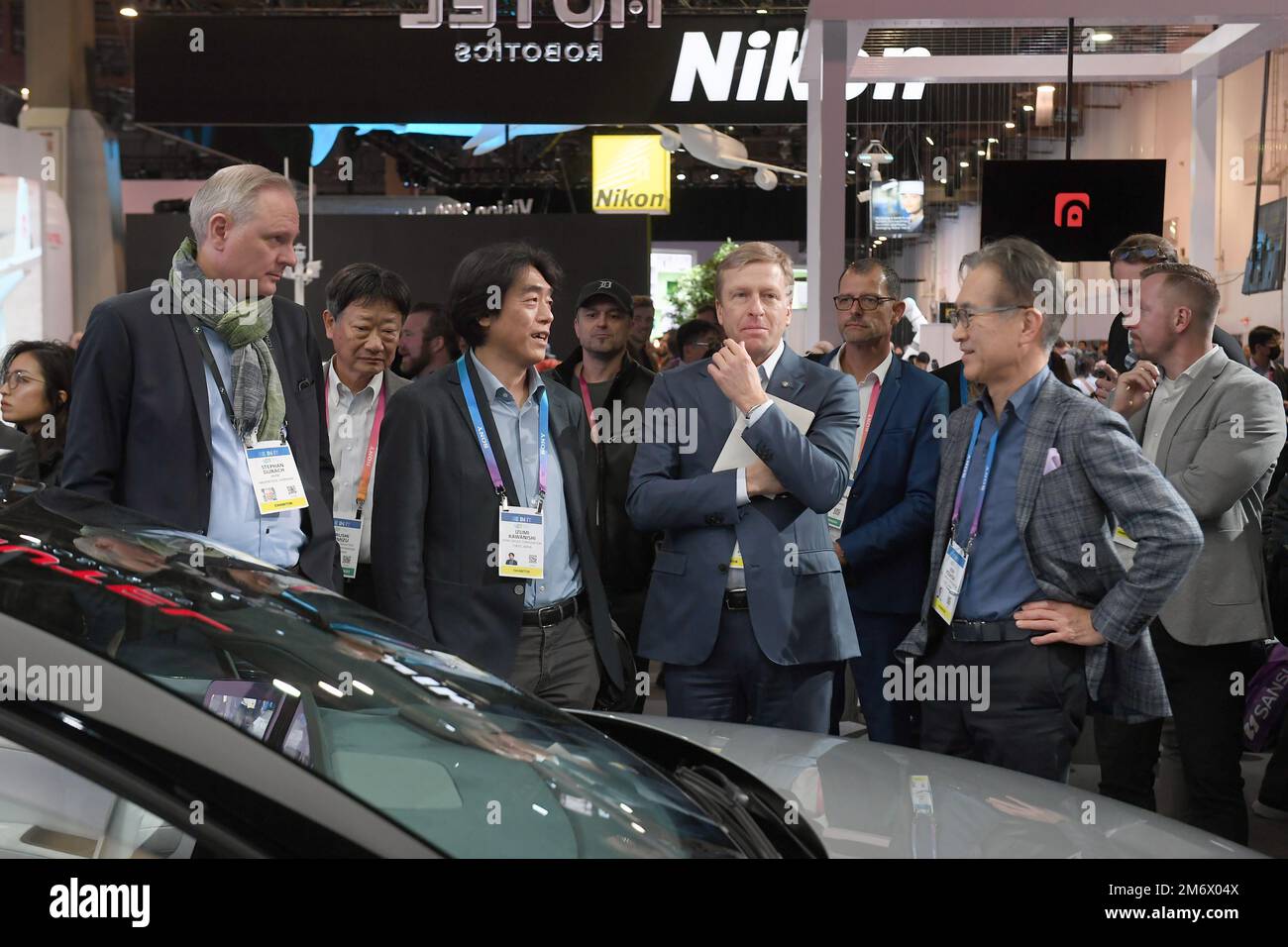 (L-R) Vice Presidente Senior BMW Group Stephan Durach, responsabile di ...