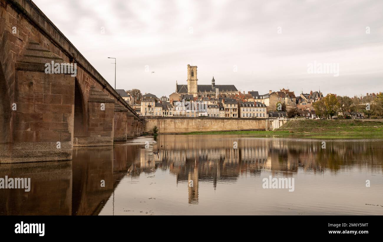 Nevers cathedral immagini e fotografie stock ad alta risoluzione - Alamy