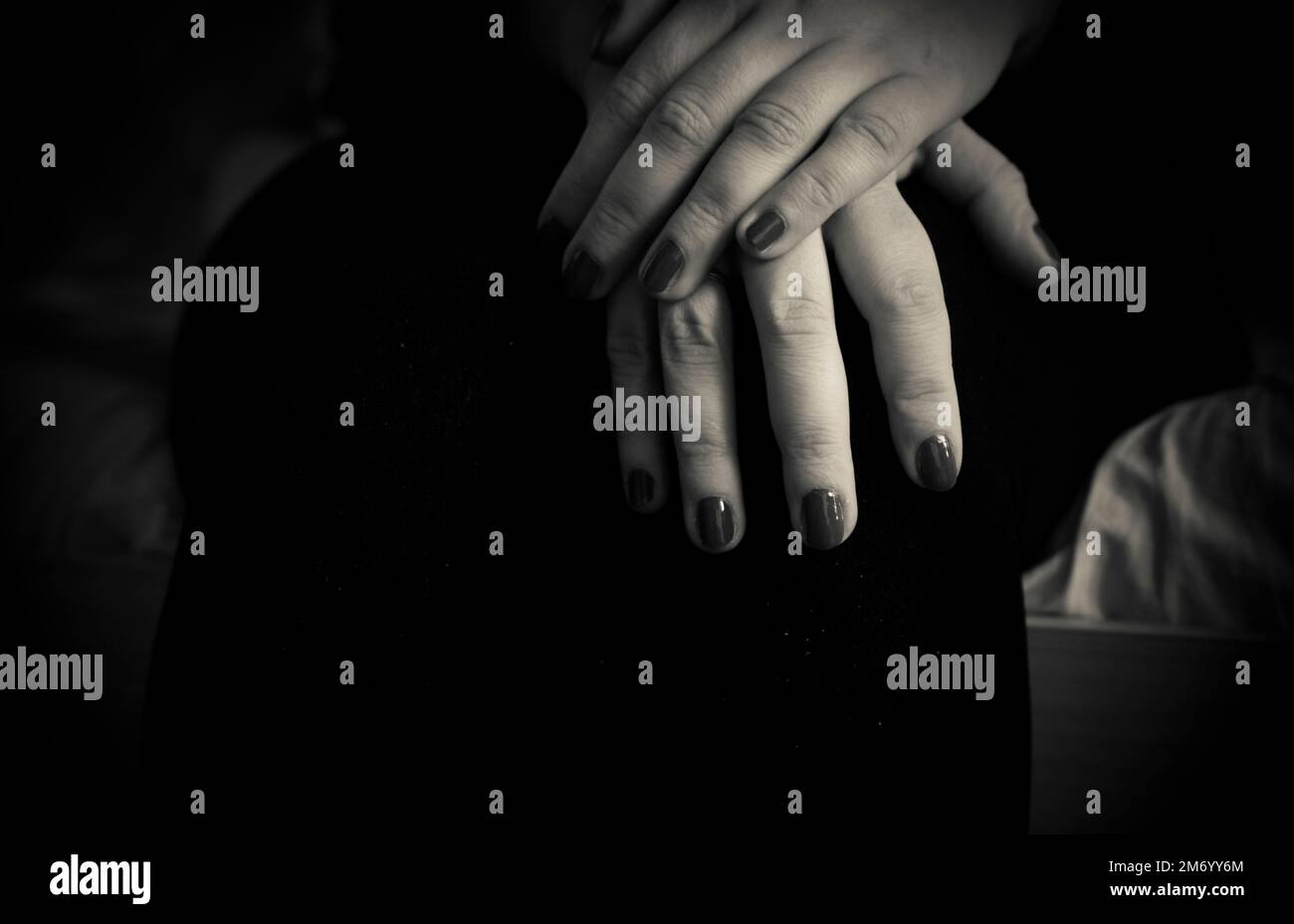 Mani incrociate in grembo immagini e fotografie stock ad alta ...