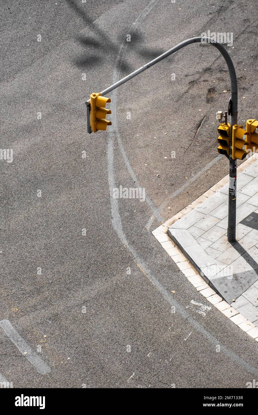 Semaforo sopra la strada immagini e fotografie stock ad alta ...
