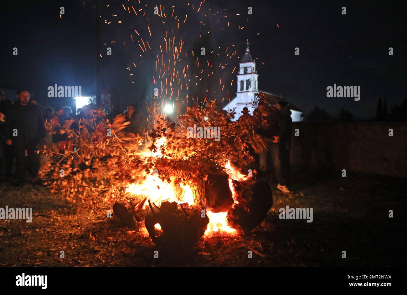 Bruciare rami di quercia secca, che simboleggiano il ceppo di Yule ...