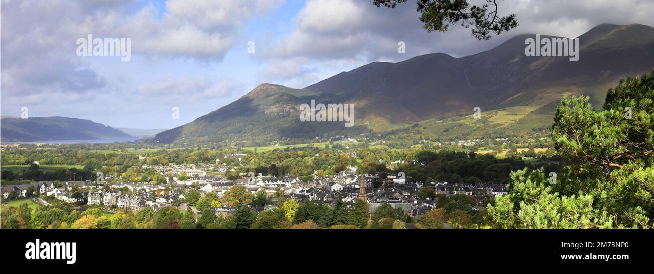 Vista della città di Keswick e Skiddaw è caduto da Castlehead è caduto ...