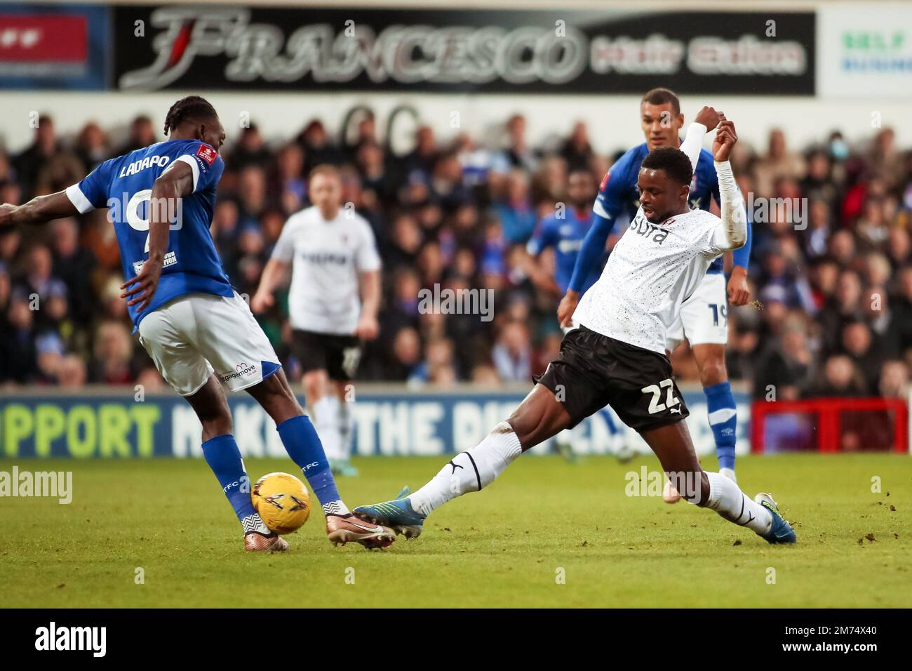 L'Hakeem Odoffin di Rotherham United esercita una pressione su Freddie ...