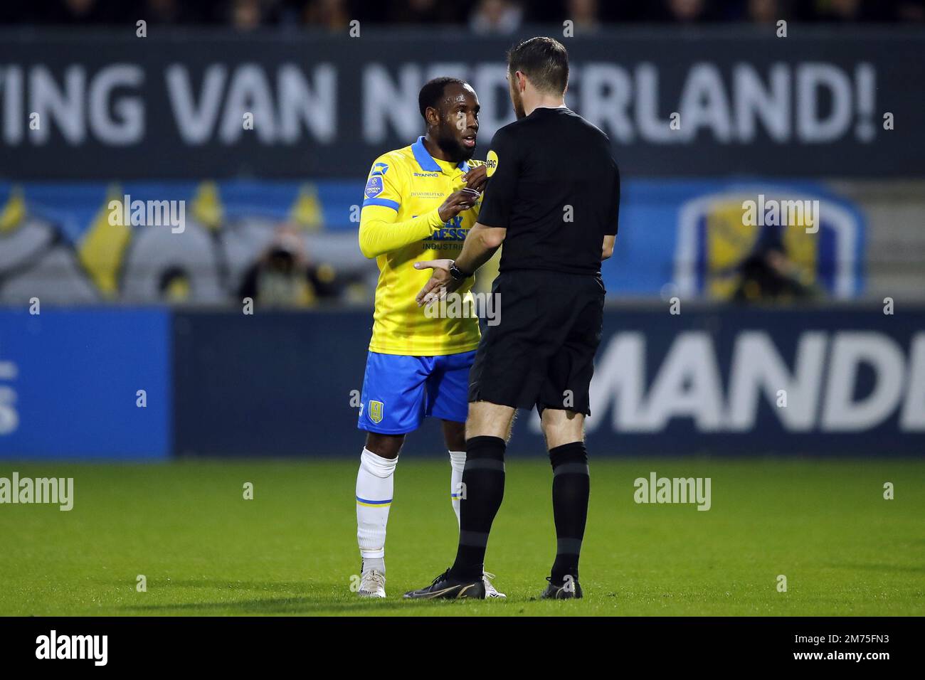 WAALWIJK - (lr) Vurnon Anita di RKC Waalwijk, arbitro Edwin van de ...