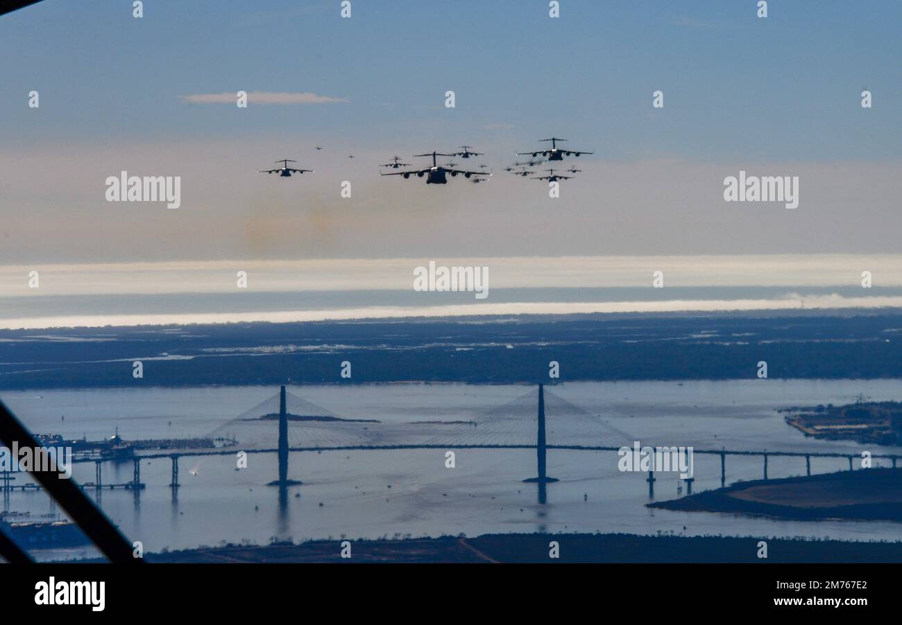 Ventiquattro Stati Uniti Air Force C-17 Globemaster III Aircraft volare ...